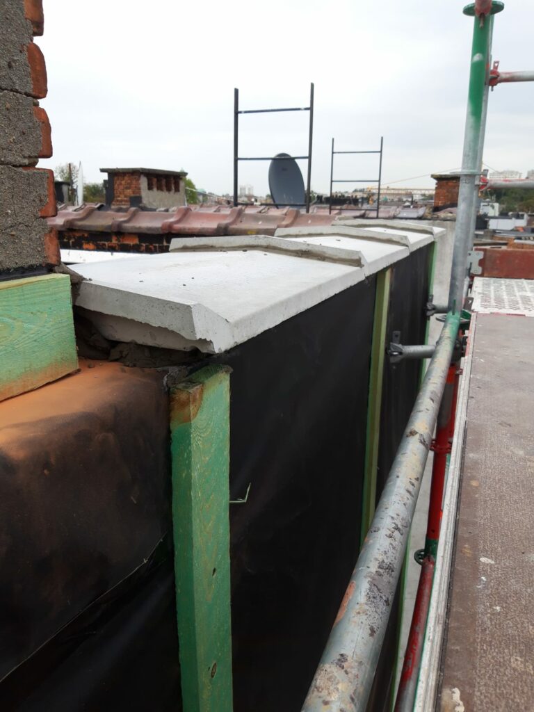 Isoleren en afwerken van de gevel waterdichte doek en dekstenen ...